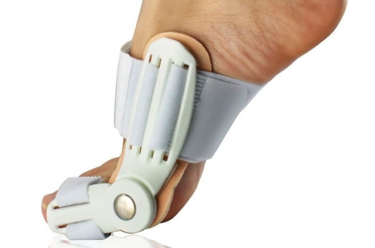 Фиксатор для большого пальца ноги: корректоры и шины от косточки